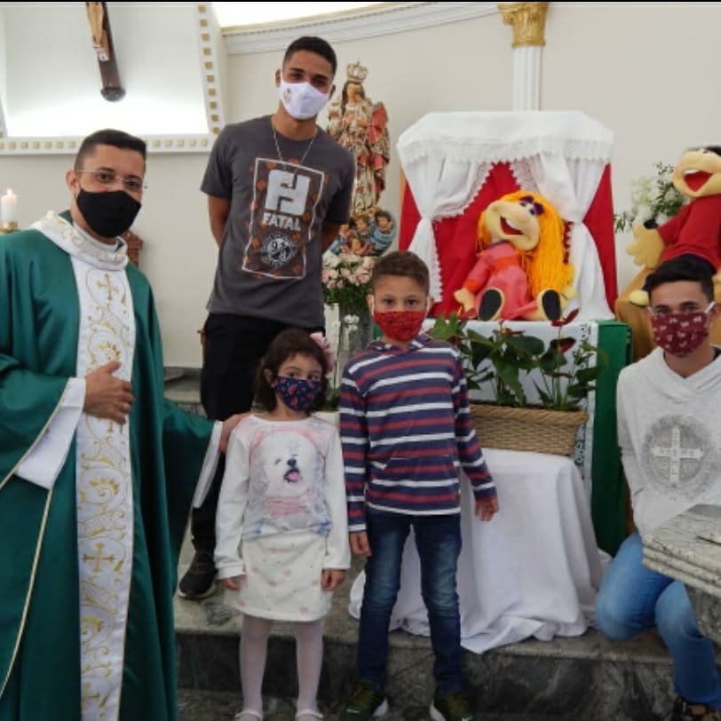 Padre Keroll celebra para crianças de forma descontraída e lúdica ...